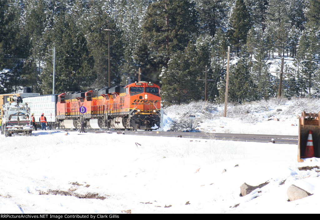 BNSF 6316 east passing work crew at Hirchdale